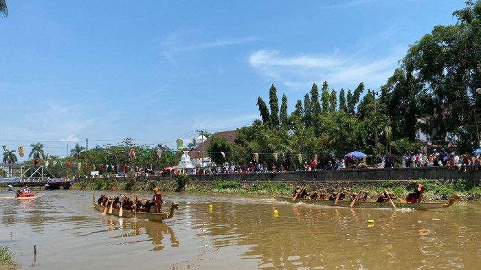 Ratusan Atlet Ikut Lomba Balap Perahu di Sungai Tenggarong Kukar ...