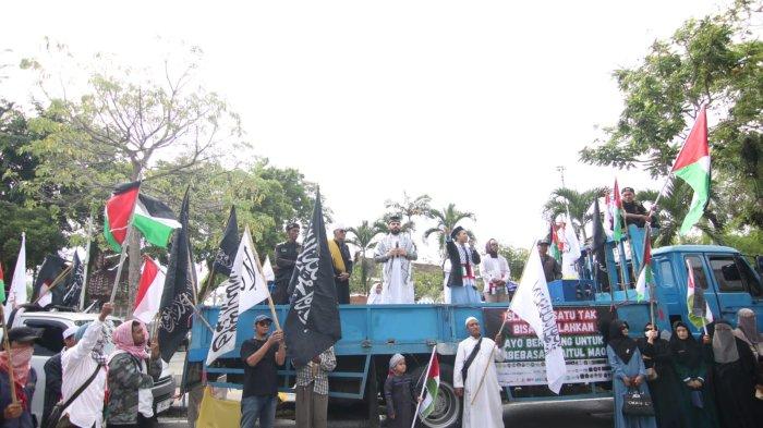 Demo Bela Palestina Digelar di Tugu Jam Balikpapan, Massa Mengutuk ...