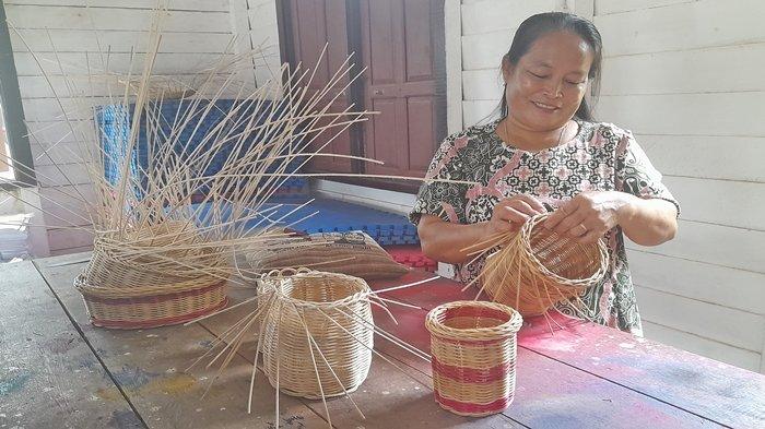 Alasan Adanya Pelatihan Anyaman Rotan Bagi Warga Mahakam Ulu ...