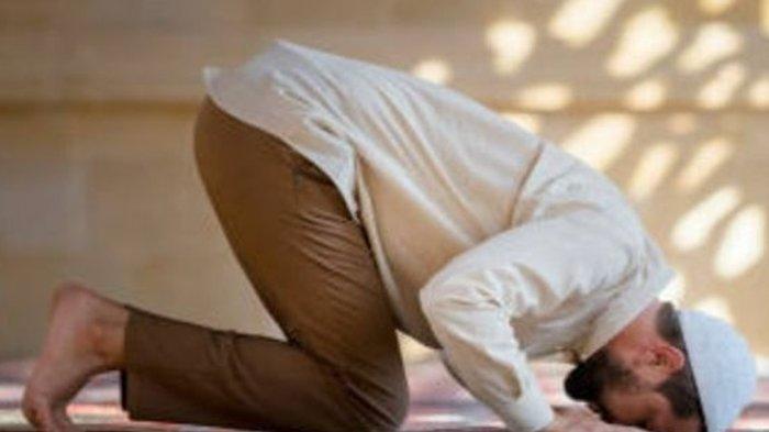 Cara Sujud Sesuai Sunnah Rasulullah SAW, Ini Bacaan Sujud Riwayat 4 ...