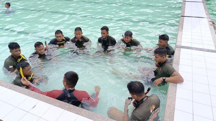 Batalyon A Pelopor Satbrimob Polda Kaltim Latihan Selam Dasar Polri di ...