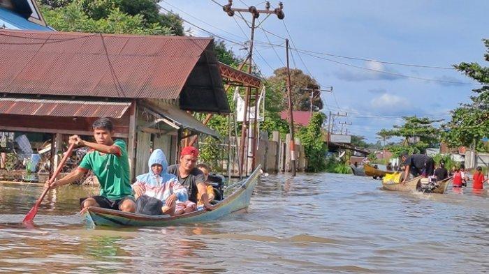 Dilanda Banjir, Akses Jalan ke Pelabuhan Tering Terputus - Tribunkaltim.co