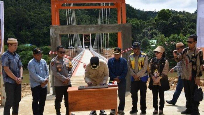 Bupati Mahulu Resmikan Jembatan Datah Suling, Hubungkan 12 Kampung di ...
