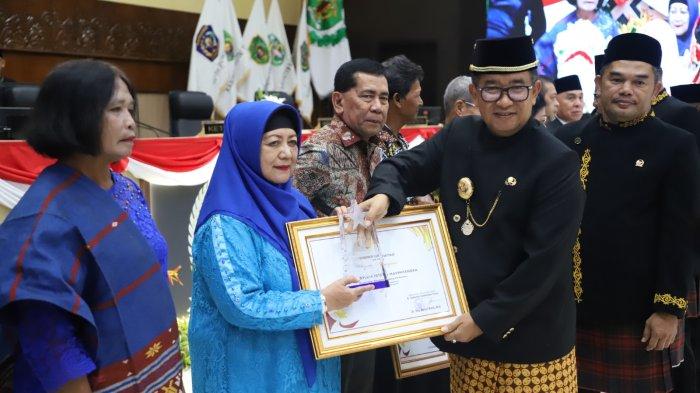 Terima Penghargaan Pemprov Kaltim, Henny Sylvia Istivany Mappatangka: Saya Ini Wanita Tani Abadi ...