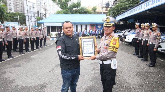 Dirlantas Polda Kaltim Kombes Pol Rifki Beri Penghargaan kepada Mitra Lalu Lintas di Balikpapan ...