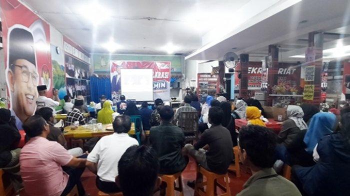 Nobar Debat Capres di Rumah Pemenangan AMIN di Jalan Awang Long ...