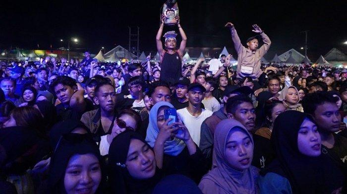 Malam Puncak Pesta Laut Pesisir Nusantara 2024 di Samboja Kukar Sedot ...