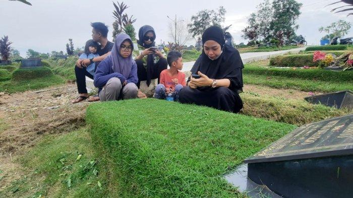 Bacaan Doa Ziarah Kubur Menjelang Idul Fitri 1445 H/2024, Lengkap Arti ...