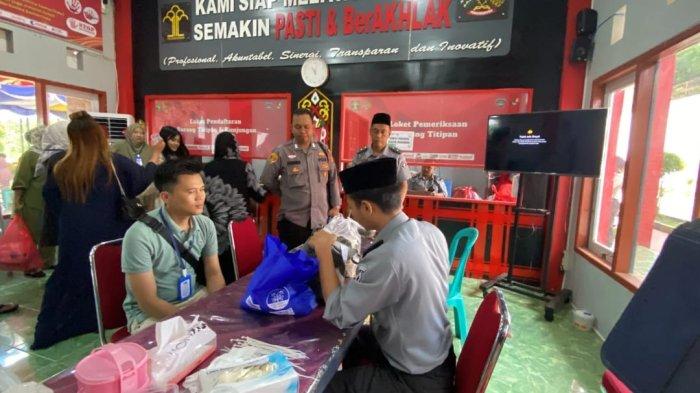 Ratusan Pengunjung Temui Warga Binaan Lapas Narkotika Samarinda saat Lebaran Idul Fitri ...