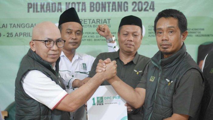 Pengambilan Formulir di PKB Diwakili Abdul Haris, Basri Rase Daftar Bakal Calon Walikota Bontang ...