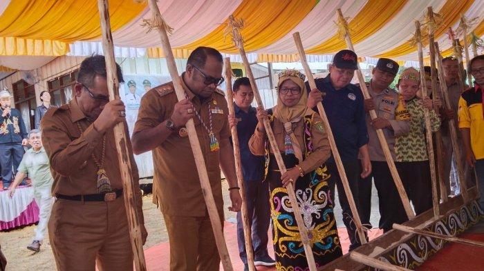 Bupati Kutim Ardiansyah Sulaiman Nikmati Suguhan Tarian Tradisional ...