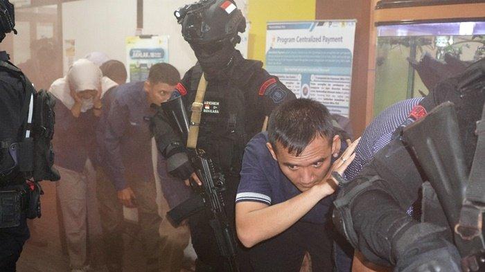 Brimob Polda Kaltim Selamatkan Sandera dan Urai Massa Anarkis di Kantor PLN Balikpapan ...