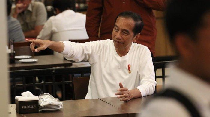 FOTO-FOTO: Presiden Jokowi Diserbu Pengunjung saat Makan Malam di Mal ...