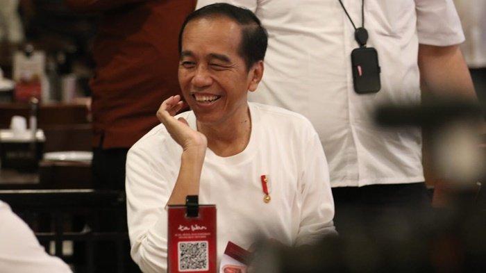 FOTO-FOTO: Presiden Jokowi Diserbu Pengunjung saat Makan Malam di Mal ...