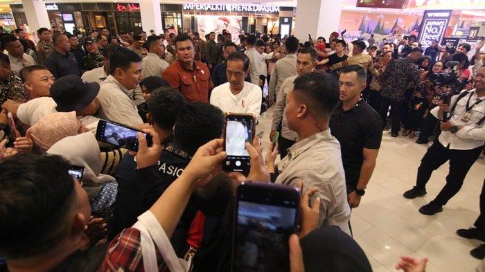 FOTO-FOTO: Presiden Jokowi Diserbu Pengunjung saat Makan Malam di Mal ...