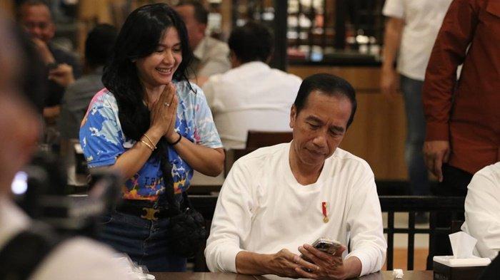 FOTO-FOTO: Presiden Jokowi Diserbu Pengunjung saat Makan Malam di Mal ...