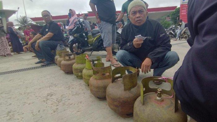 Foto-foto Antrean Warga demi Membeli Gas LPG 3 Kg di Samarinda ...