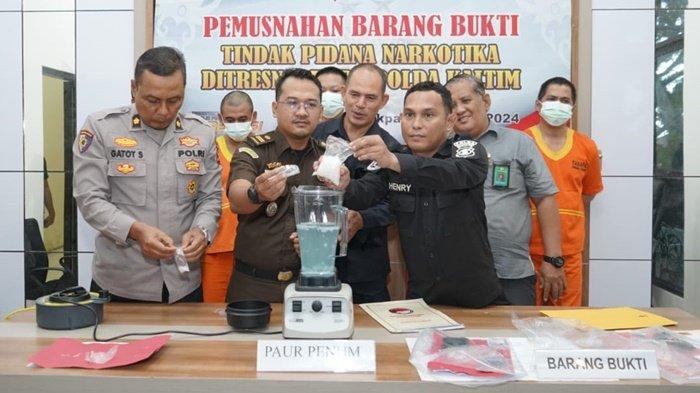 Komitmen Berantas Peredaran Narkoba, Polda Kaltim Musnahkan 99 Gram Sabu dengan Blender ...