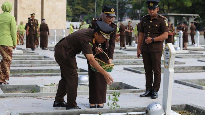 Ziarah dan Tabur Bunga di Makam Pahlawan Kesuma Bangsa Samarinda ...