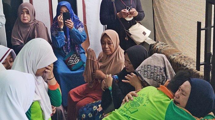 Reaksi Pelayat Korban Kecelakaan Speedboat Balikpapan-PPU, Ibunda Zaki ...