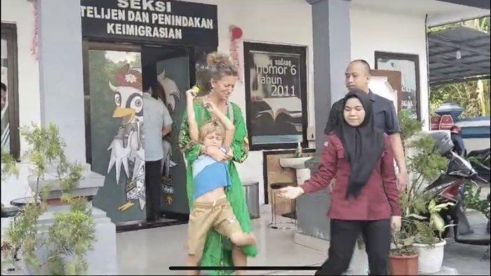 Si Kocong Bocah Ukraina yang Viral Kini Dideportasi, Sempat Tantrum ...