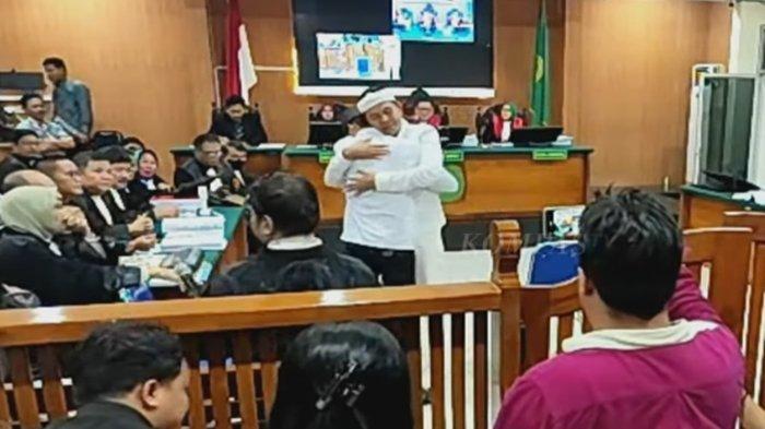 Kasus Vina Cirebon Diyakini Kecelakaan Bukan Pembunuhan, Terpidana Nangis Sambil Peluk Dedi ...