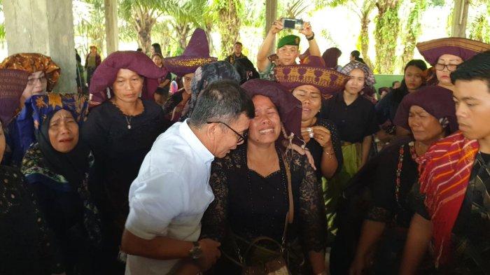 Desa Selamat Diserang 33 Prajurit TNI, Warga Bawa Jenazah Raden ke ...