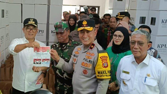 Pj Gubernur Kaltim Tinjau Kesiapan Logistik Pilkada 2024 di Kabupaten Paser - Tribunkaltim.co