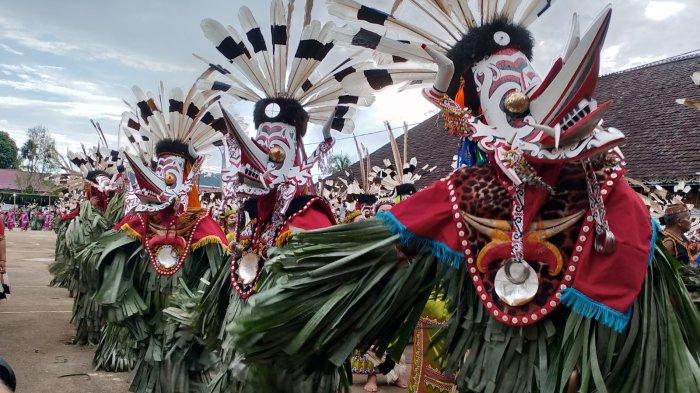 Atribut Kerang Laut Dikenakan Penari Hudoq di Mahulu Kaltim, Simbol Doa ...