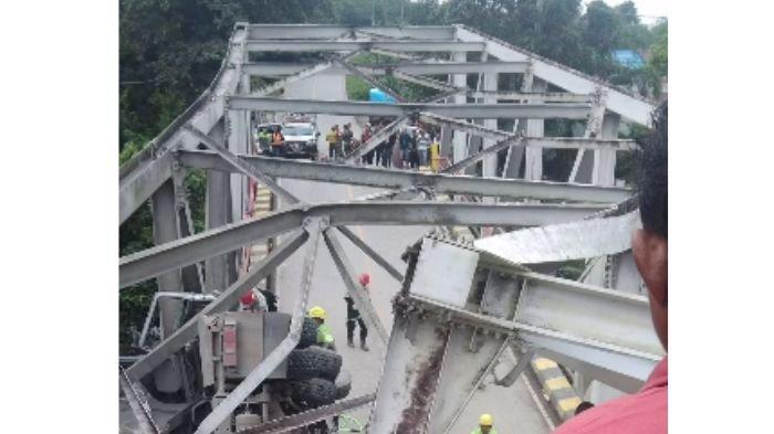 BREAKING NEWS: Jembatan Busui Runtuh, Jalan Lintas Provinsi Kaltim-Kalsel Lumpuh - Tribunkaltim.co