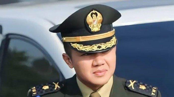 Viral, Video Mayor Teddy Dituding Hormat ke Aguan, Istana Membantah ...