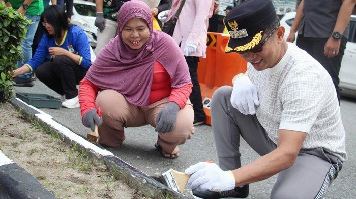 Kerja Bakti Massal Sambut HUT ke-128 Balikpapan, Rahmad Mas'ud Turun Tangan Ngecat Median Jalan ...