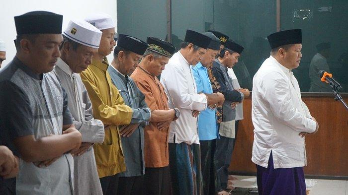 Jelang Putusan MK soal Gugatan Pilkada Berau 2024, Tim Pemenangan MP-AW Gelar Salat dan Doa ...