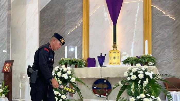 Jelang Hari Paskah 2025 Tim Jibom Satbrimob Polda Kaltim Lakukan Sterilisasi Gereja di ...