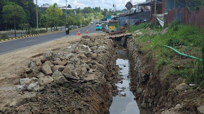 Banjir Paser Tak Kunjung Meresap, DPUTR Tangani Drainase Tersumbat di Kilometer 5 Tanah Grogot ...