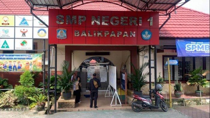 Antrean Panjang Orang Tua Urus SPMB 2025 Anak di Balikpapan, Sekolah Sarankan Daftar Online ...