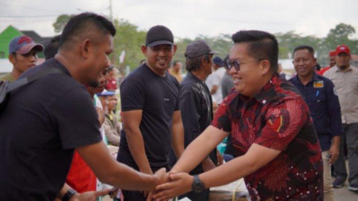 Wabup Kukar Rendi Solihin Sapa Warga Muara Badak, Hadir Salurkan ... Wabup Kukar Rendi Solihin Sapa Warga Muara Badak, Hadir Salurkan ...