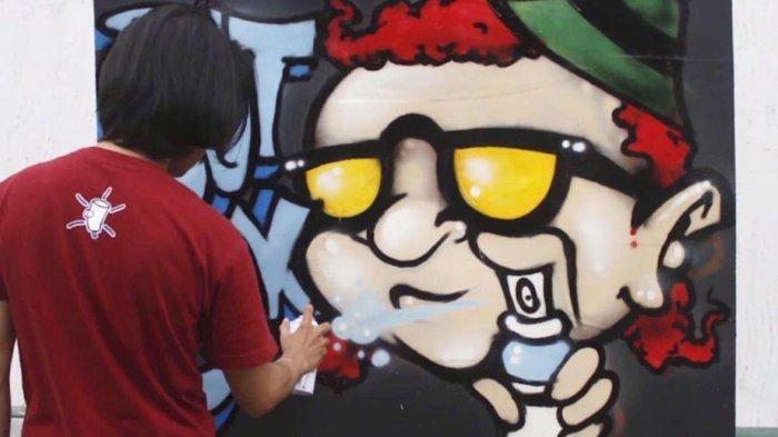 Mengenal Rama Dana, Seniman yang Membuat Dinding Kota Samarinda 'Bicara ...