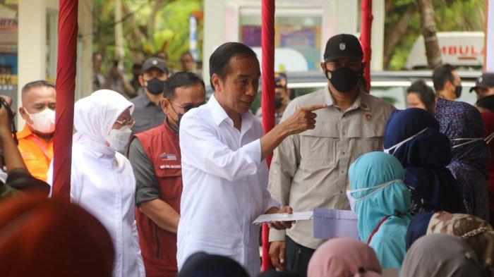 Presiden Jokowi Bagi-bagi Sembako di Pasar Klandasan, 3 Ibu Rebutan 1 ...