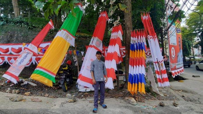 Pedagang Musiman Jelang 17 Agustus, Iden Sudah Jualan Atribut HUT RI ...