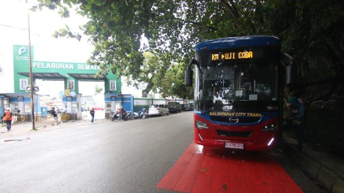 Kendaraan Parkir Sembarangan di Pemberhentian Bus Balikpapan City Trans ...