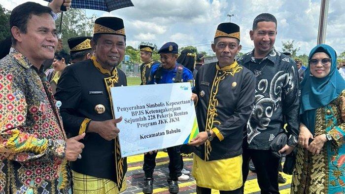 Hari Jadi Ke-21 PPU, Bupati Serahkan Secara Simbolis 982 Kepesertaan ...