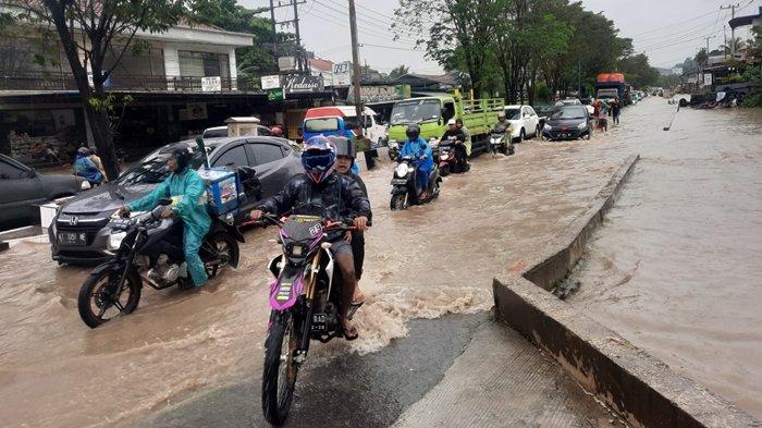 Motor Warga Bukit Pinang Mogok 2 Kali Saat Lewati Banjir Jalan D.I Panjaitan Kota Samarinda ...
