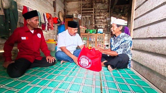Bupati Kukar Serahkan Bantuan Sembako kepada Kaum Duafa di Jonggon Desa ...