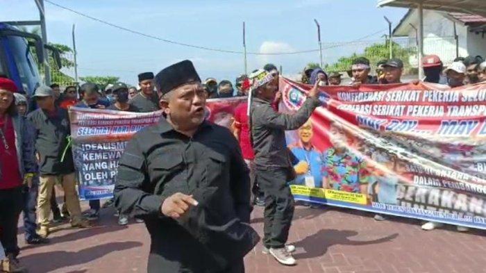 BREAKING NEWS MayDay 2023, Puluhan Buruh Gelar Aksi Damai di DPRD Balikpapan - Tribunkaltim.co