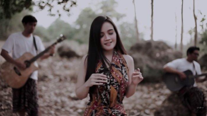 Full Lirik Lagu Asmalibrasi yang Trending, Makna Lagu Milik Soegi ...