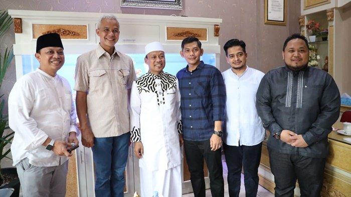 Hangat dan Penuh Canda Tawa, Ganjar Pranowo Sowan ke Rumah Ustaz Das'ad ... Hangat dan Penuh Canda Tawa, Ganjar Pranowo Sowan ke Rumah Ustaz Das'ad ...