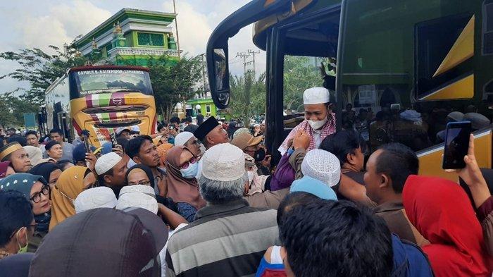 Tiba di Tanah Air, 112 Jamaah Haji Asal Paser Disambut Haru Keluarga - Tribunkaltim.co