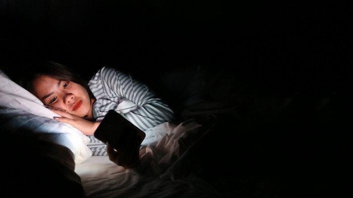 Bukan hanya Bisa Kerusakan Mata, Ini 6 Dampak Buruk Bermain HP Sebelum Tidur - Tribunkaltim.co