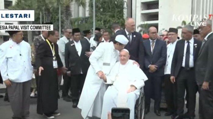 Imam Besar Nasaruddin Umar Cium Kepala Paus Fransiskus saat Kunjungan ke Masjid Istiqlal ...